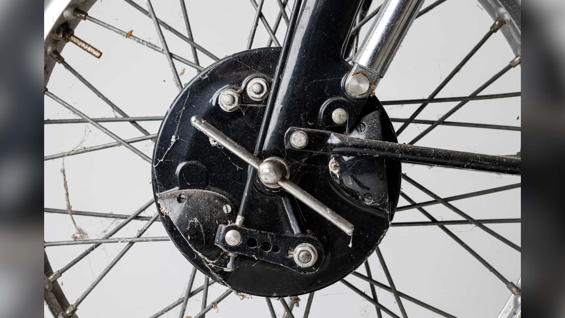 Vincent Black Lightning: Descoberta Rara em Leilão 2024 - The Riders ...