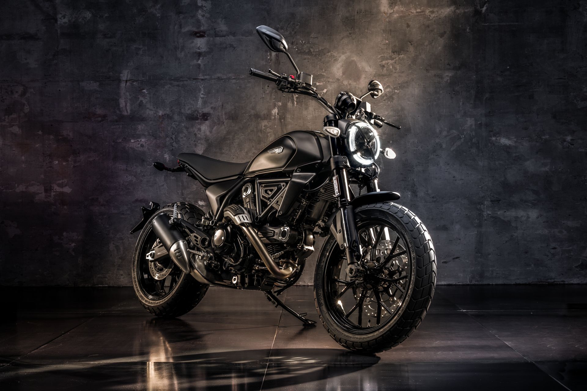 Ducati Scrambler Icon Dark 2025: Minimalismo e Estilo - The Riders Histories